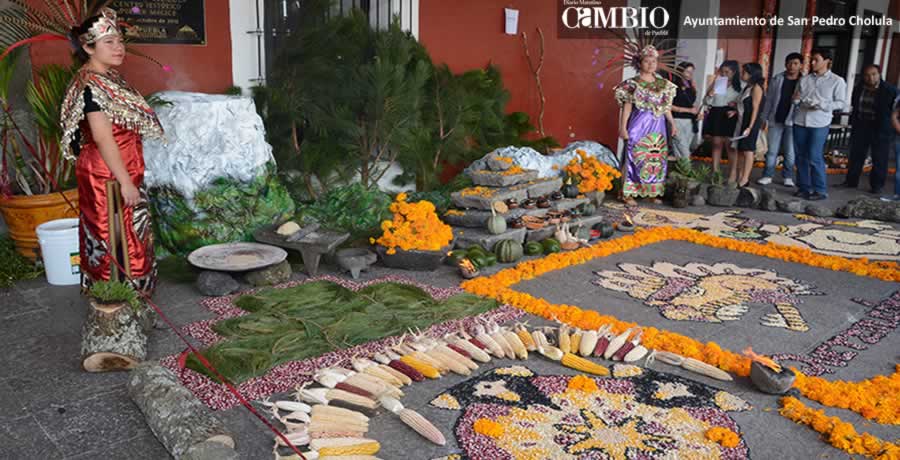 Participan cholultecas en concurso de ofrendas (FOTOS) - Diario Cambio