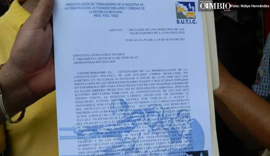 Integrantes del SUTIC se manifiestan en el Palacio Municipal de Tehuacán
