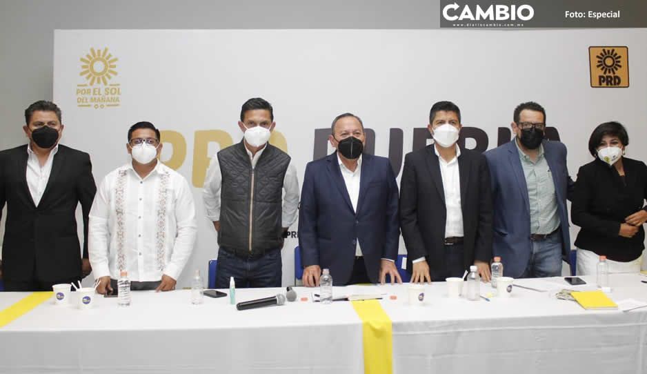 El líder nacional del PRD se reúne en Puebla con alcaldes electos y Lalo Rivera