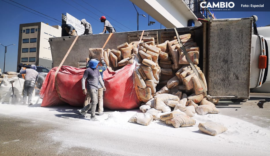 Camión Cargado Con Cal Y Cemento Termina Volcado En Periférico