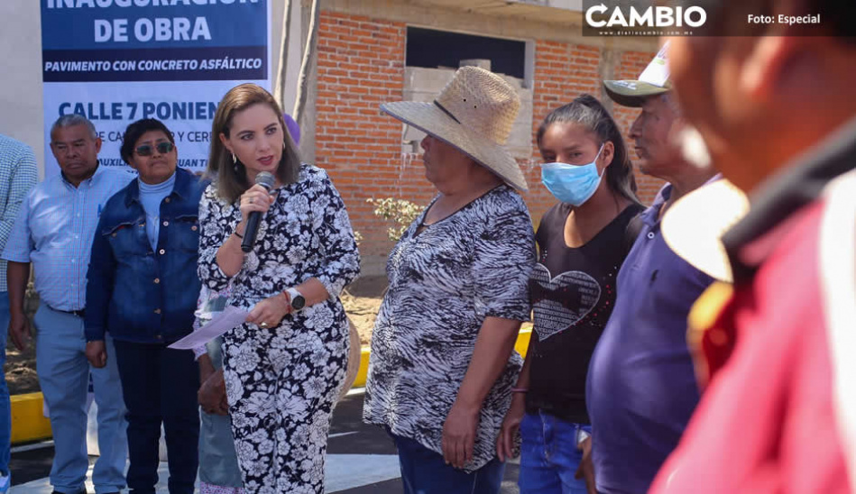 Entrega Paola Angon pavimentación de la 7 poniente en San Juan Tlautla