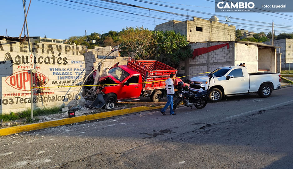 Chófer pierde el control y se impacta contra barda de una casa en Tecamachalco; hay dos heridos