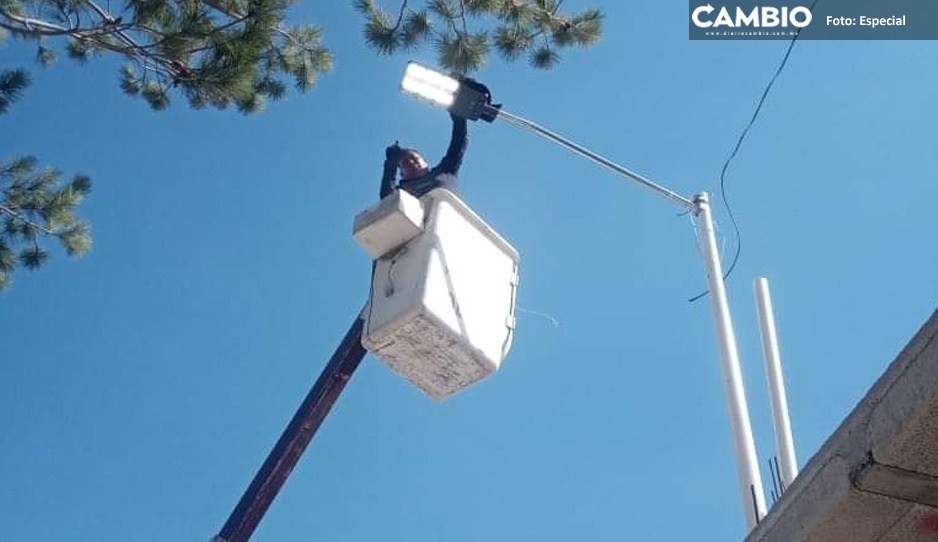 Instalan postes metálicos y lámparas LED para garantizar servicio de ...