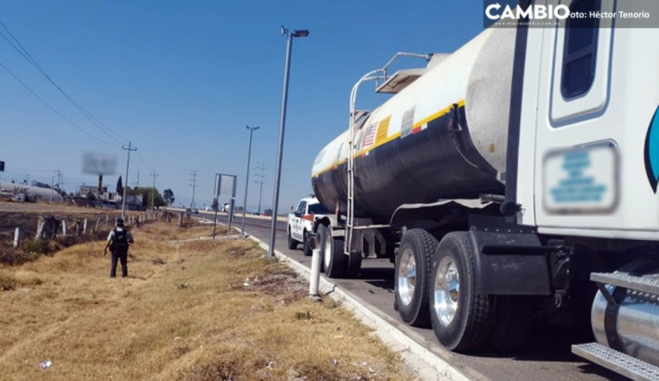 Aseguran pipa con combustible en la México-Puebla y detienen al conductor