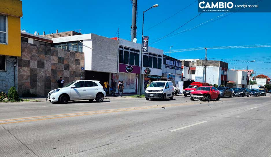 Fuerte choque en Ciruito Juan Pablo II provoca caos vehicular